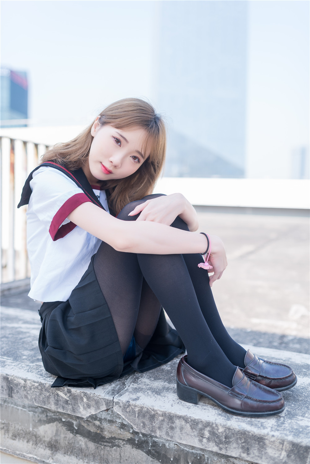 Cosplay摆拍：白色丝袜校园装，青春纯洁扑面而来 搜狐大视野 搜狐新闻
