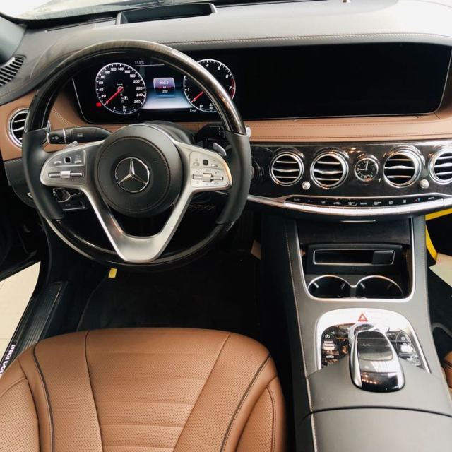 19款奔驰S450加版车内实木与真皮相间包裹所带来的视觉效果和手感都饱满坚挺_搜狐汽车_搜狐网