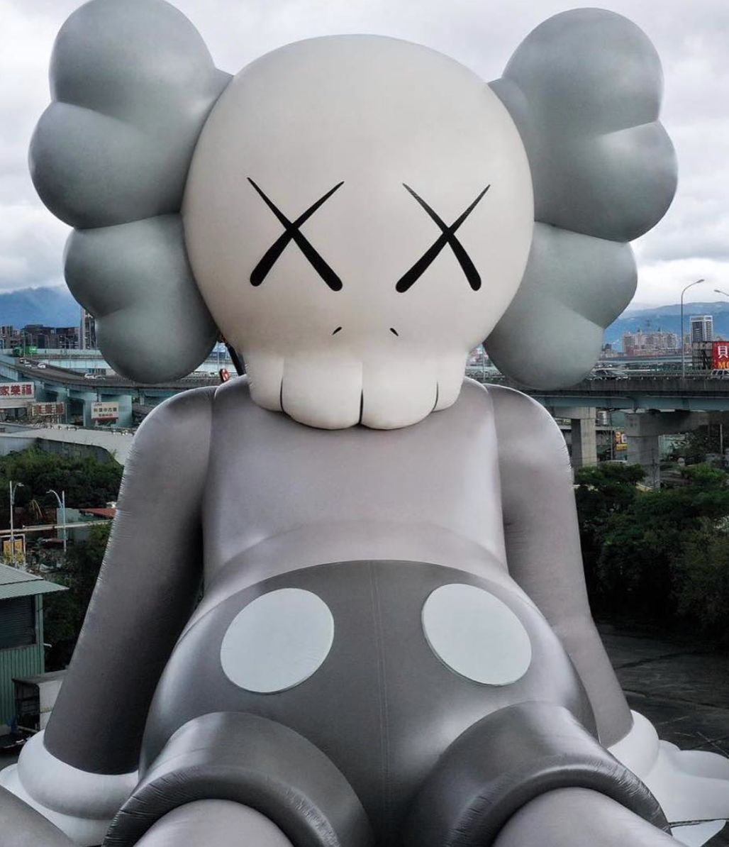能躺着绝对不坐着，现在就来跟KAWS一起“搔首弄姿”！_Pose