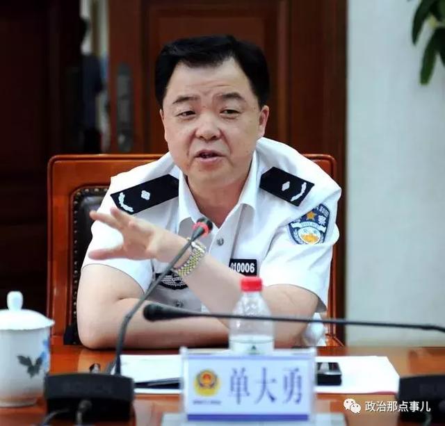 湖南省公安厅原“二把手”被黑社会老大泼一脸茶水，沦为“马仔”_文烈宏