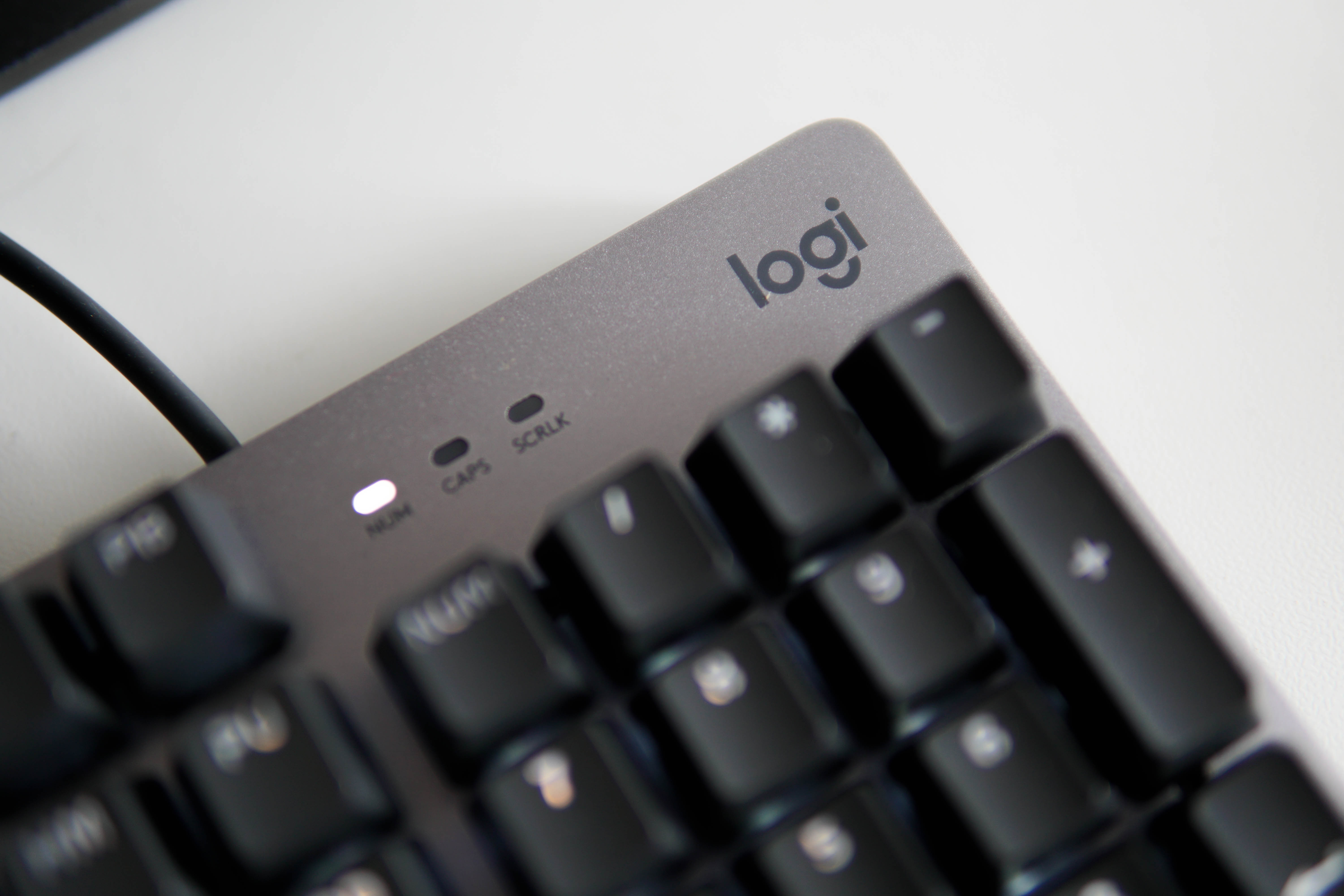 罗技 K845 机械背光键盘：一款能在办公室使用的游戏键盘_场景