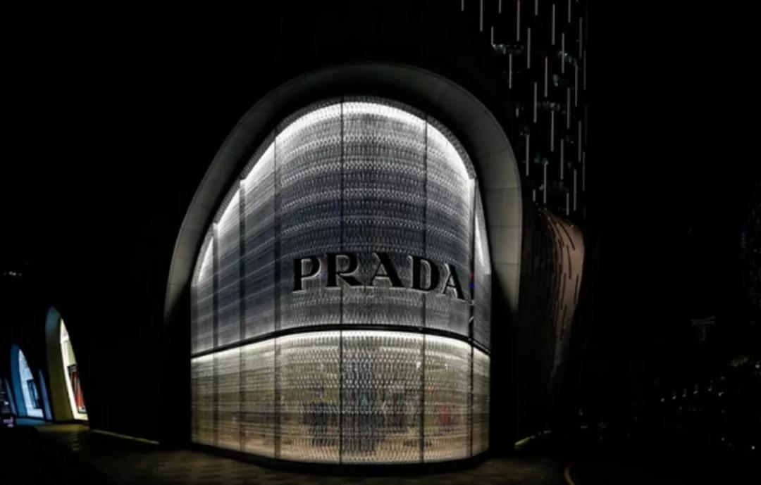 请顶流明星代言：奢侈品放下傲慢与偏见_Prada