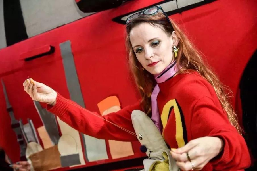 露西·斯帕罗(Lucy Sparrow)与她的那件“行走的艺术品”_搜狐汽车_搜狐网