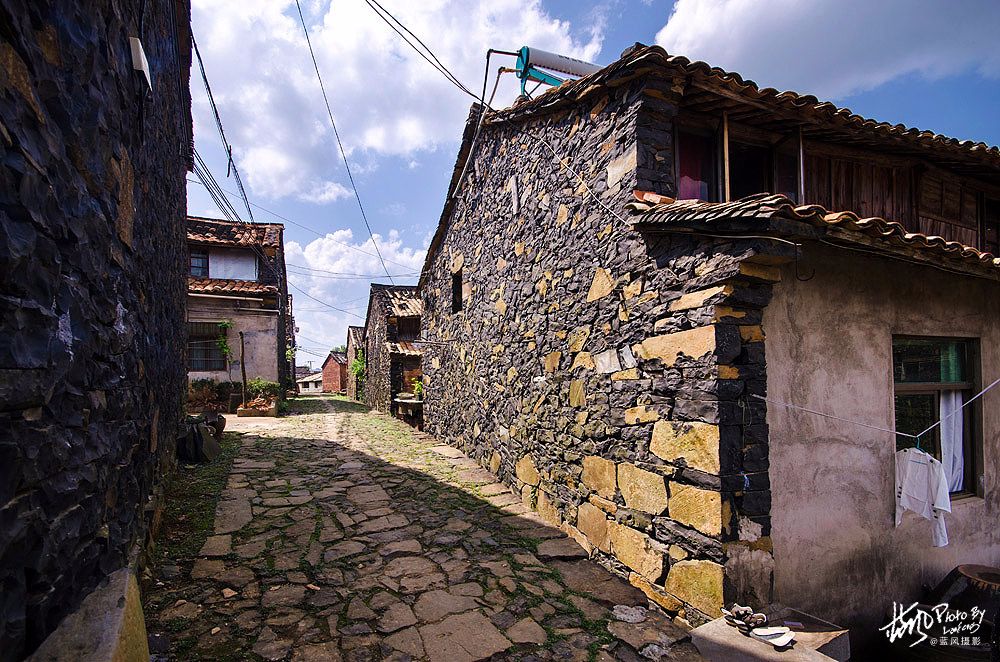 大山中的世外桃源，这里的房子全由乌石所建，被誉“空中乡村”_乌石村