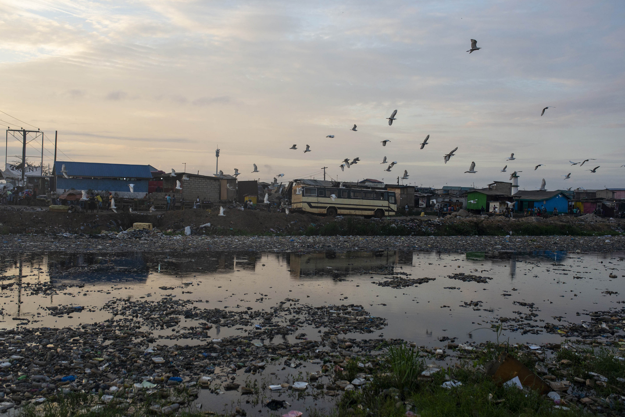 首都边的贫民窟：污染却比切尔诺贝利还严重，靠垃圾却养活4万人_电子
