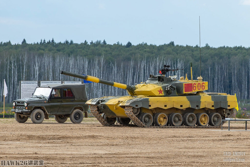 中国96B主战坦克驰骋“坦克两项”赛场 不断刷新赛场最佳纪录_比赛