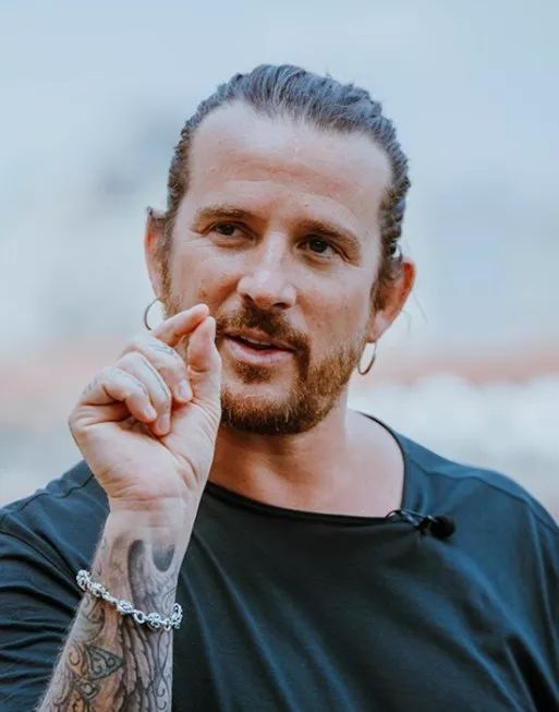 从实体唱片到数字音乐，Luciano 的 DJ 设备发生了哪些变化？_MacBook