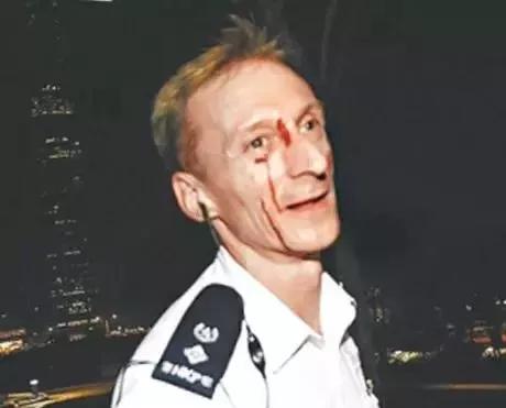 致敬，英国籍的香港警察！_薛镇