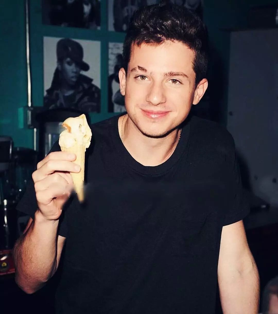 原来Charlie Puth那么有钱：爱马仕随便穿穿，劳力士随意买买！_东西