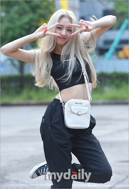 ITZY亮相《音乐银行》上班路 YUNA大摆POSE超活泼-搜狐大视野-搜狐新闻