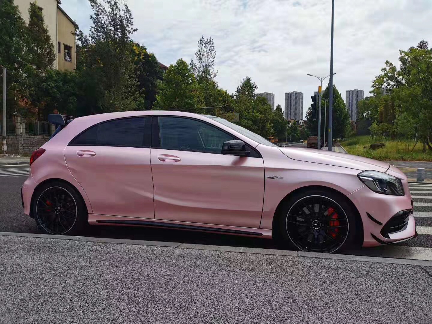 能玩儿柔情的“小钢炮” 奔驰A45改色樱花粉_搜狐汽车_搜狐网