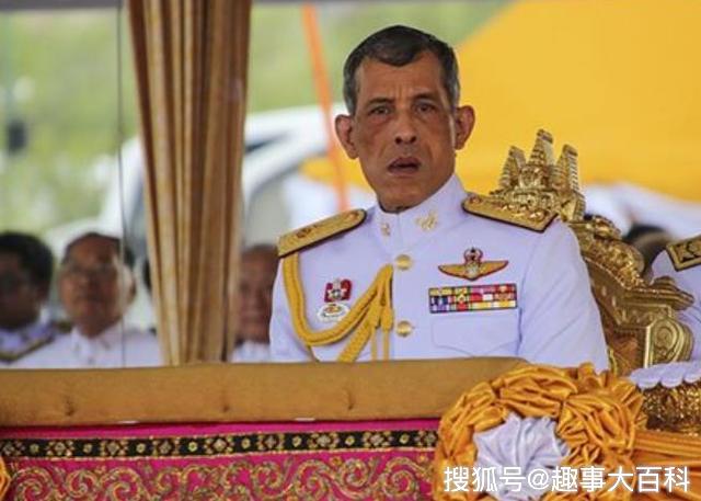 他是泰国现任国王，头戴10亿泰铢王冠加冕，掌管世界最有钱王室!_拉隆