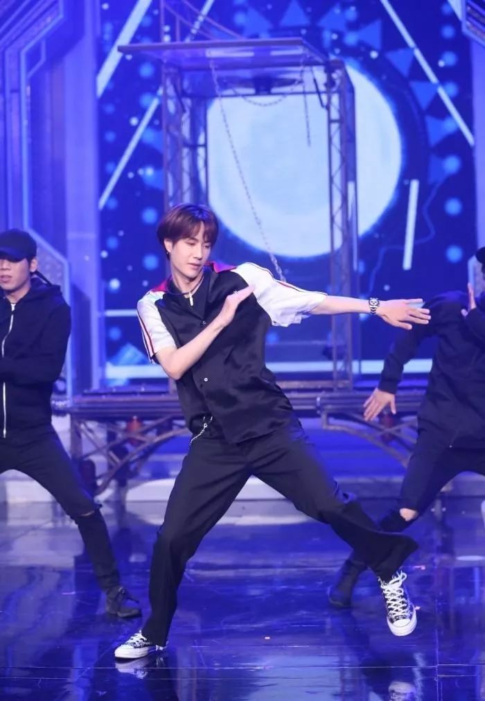 王一博街舞,王一博跳舞,王一博_大山谷图库