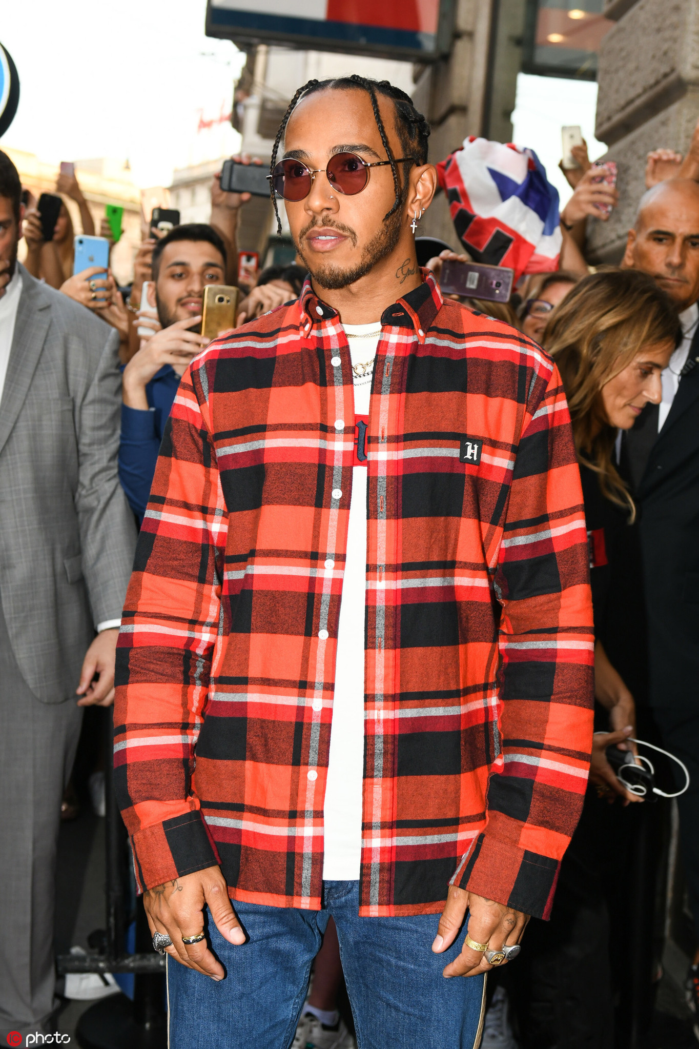 路易斯汉密尔顿梳着小脏辫，一身潮牌帅气亮相红毯-搜狐大视野-搜狐新闻