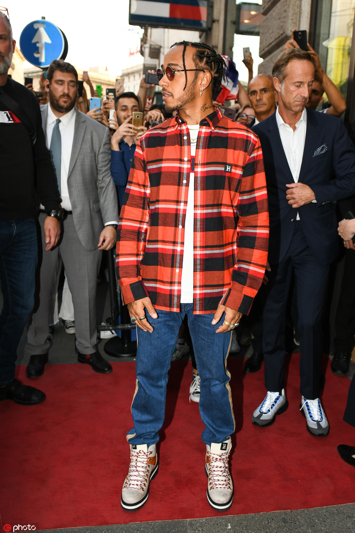 路易斯汉密尔顿梳着小脏辫，一身潮牌帅气亮相红毯-搜狐大视野-搜狐新闻