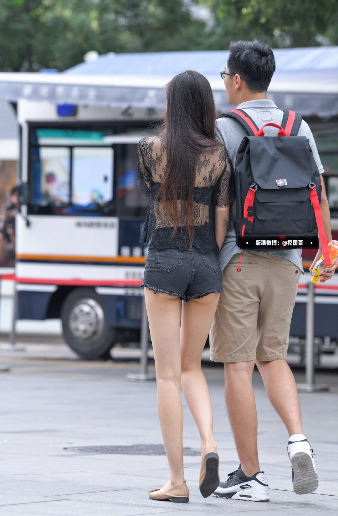 小姐姐是个外冷内热的人，黑色透视装暴露了性格 搜狐大视野 搜狐新闻 