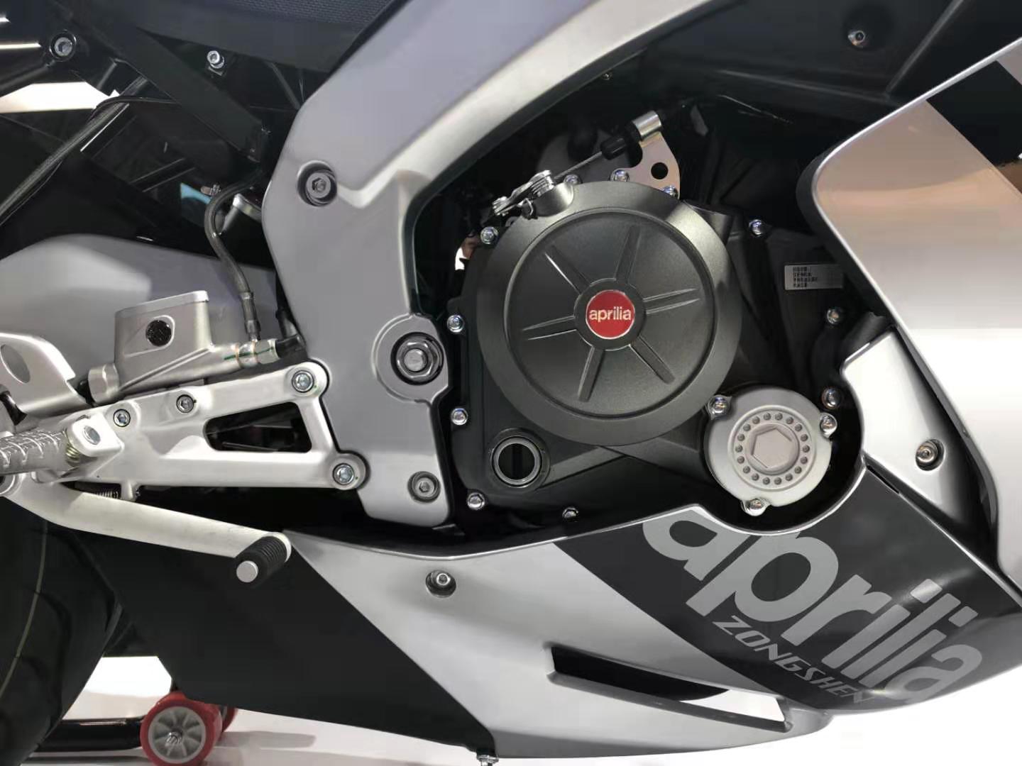 阿普利亚GPR250亮相，外观保持一致，发动机外型和春风250很像！_搜狐汽车_搜狐网