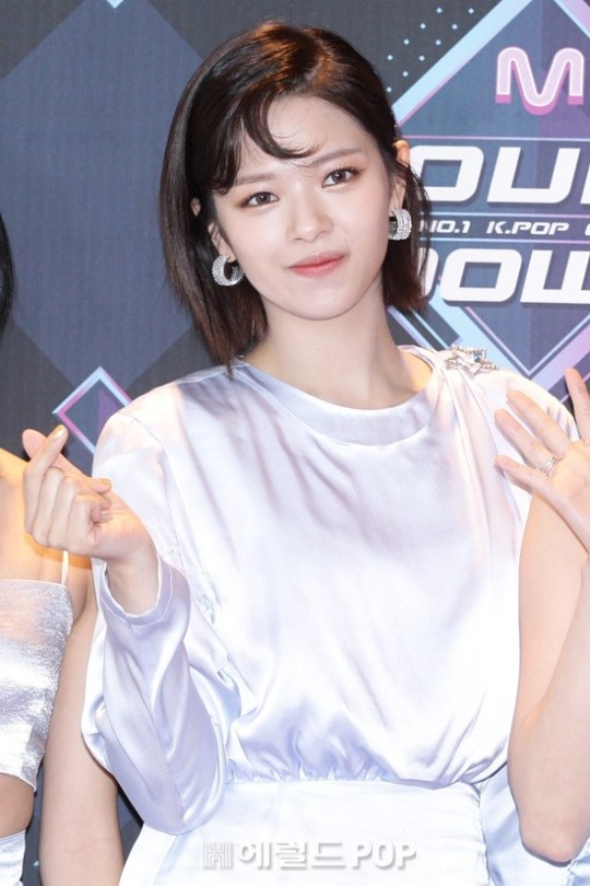 TWICE现身MCD彩排上班路 实力用颜值在撑起服装_麻浦