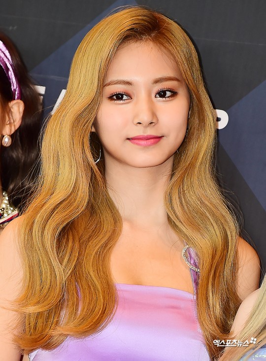 TWICE现身MCD彩排上班路 实力用颜值在撑起服装_麻浦