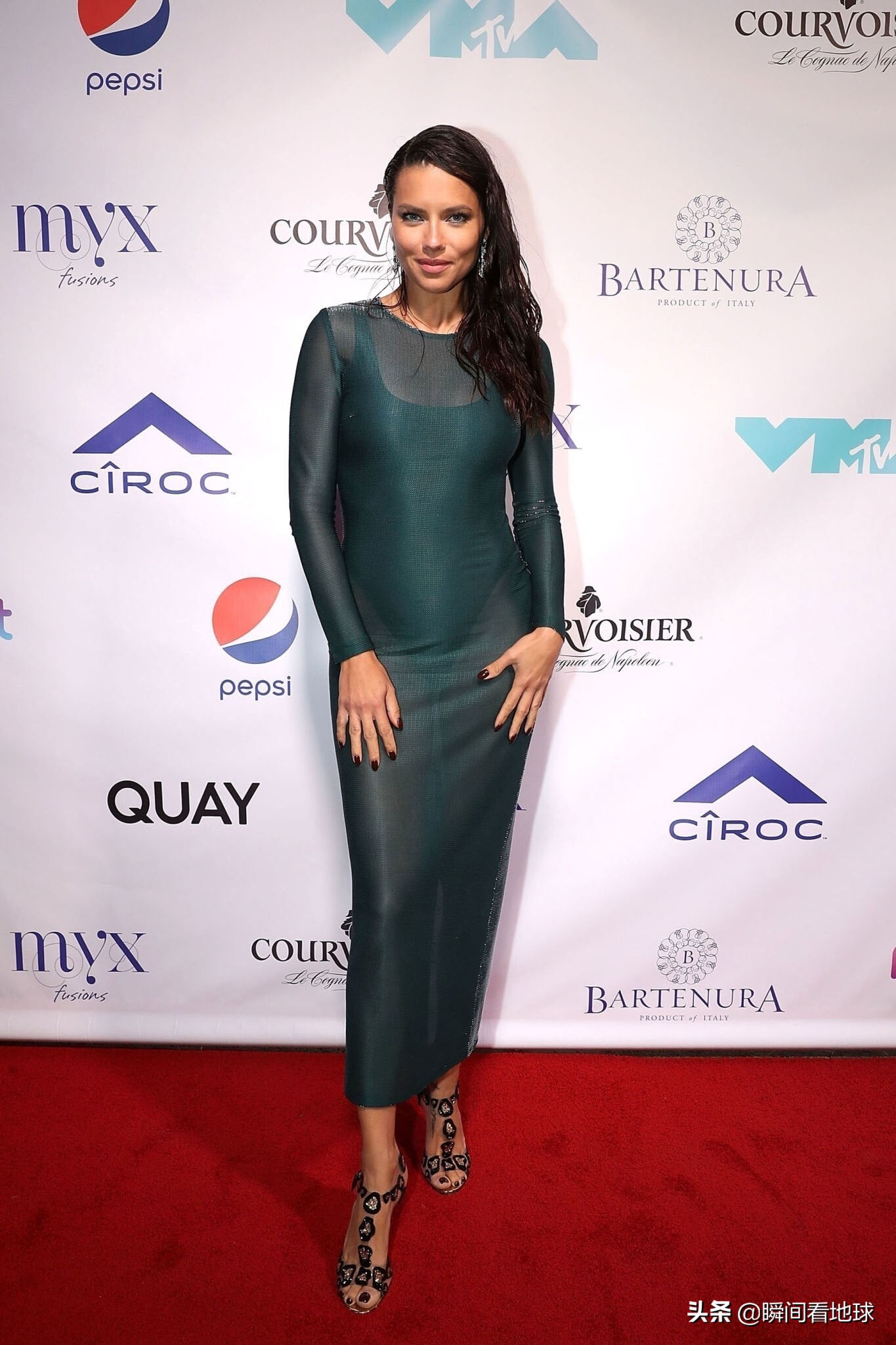 阿德里亚娜·利马参加活动 超模气质一般人还真比不了-搜狐大视野-搜狐新闻