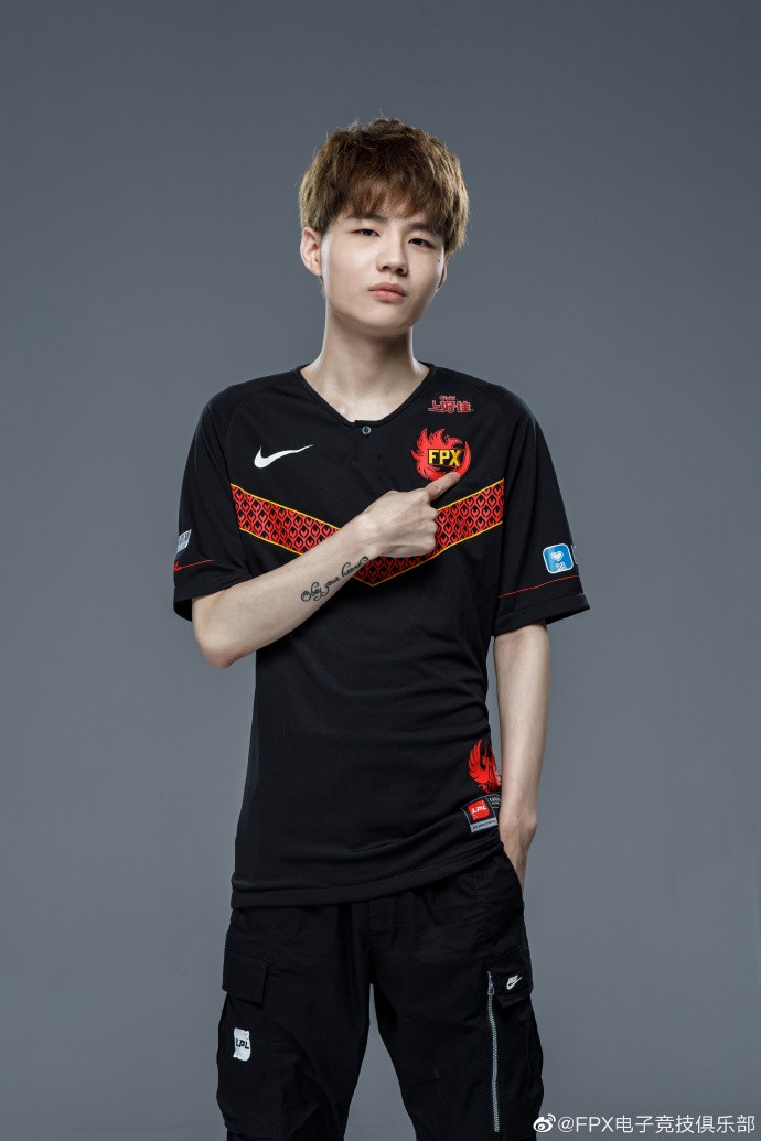 LPL三支队伍定妆照发布，你觉得谁最帅？Shy哥这点与众不同_Zrr