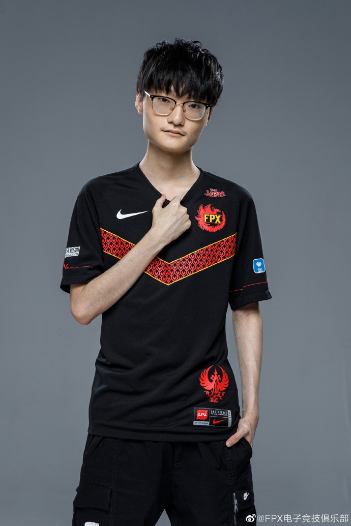 LPL三支队伍定妆照发布，你觉得谁最帅？Shy哥这点与众不同_Zrr