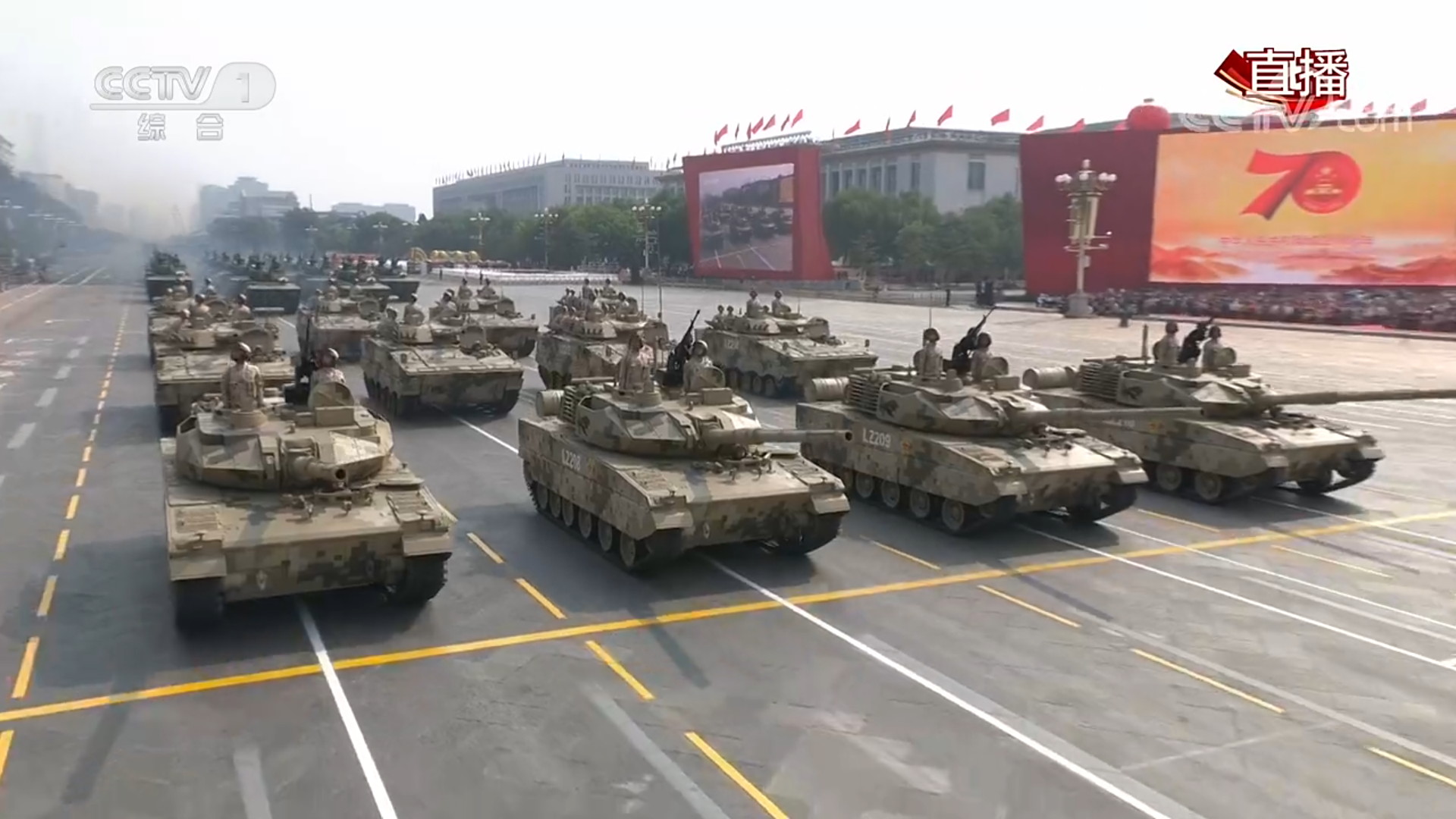 颜值很高！解放军15式轻型坦克首次正式亮相_突击