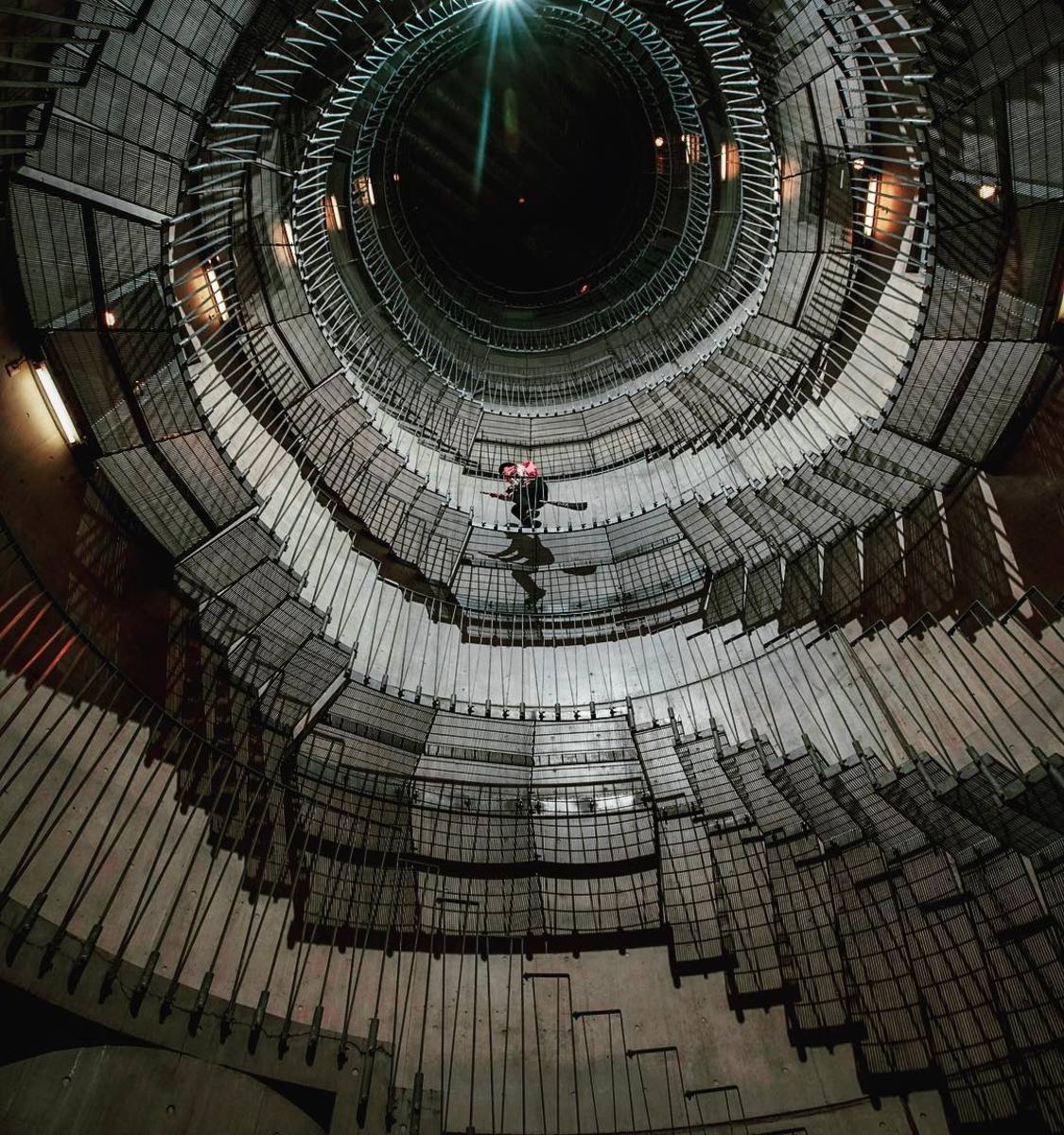 他像哈利·波特一样，骑着一把扫帚满世界飞行-搜狐大视野-搜狐新闻