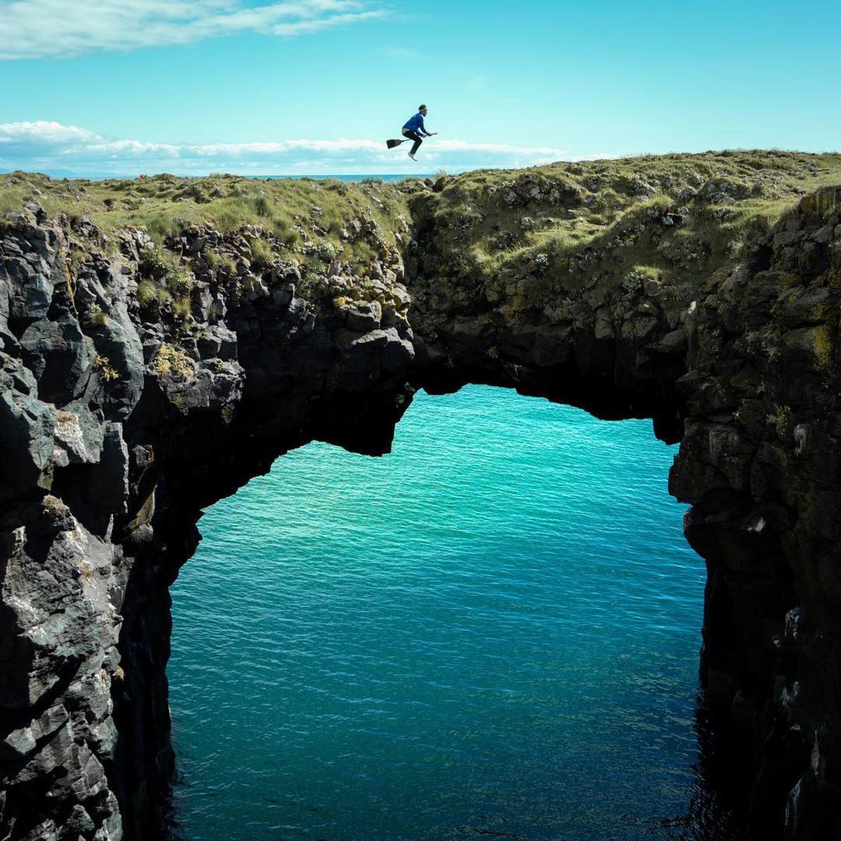 他像哈利·波特一样，骑着一把扫帚满世界飞行-搜狐大视野-搜狐新闻