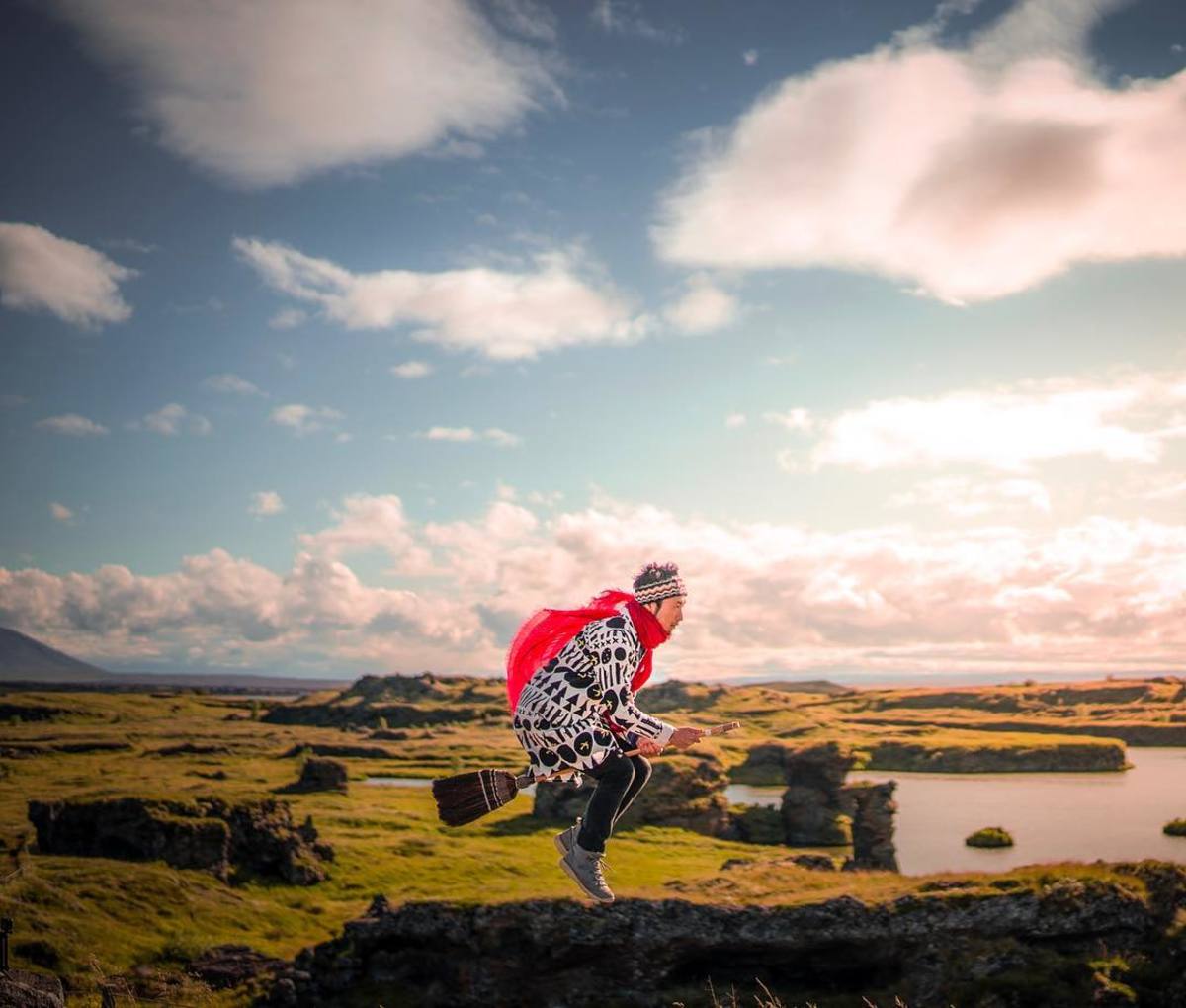 他像哈利·波特一样，骑着一把扫帚满世界飞行-搜狐大视野-搜狐新闻