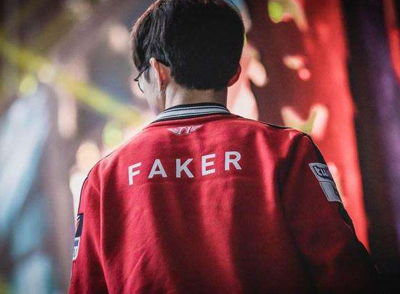 SKT更换战队图标，新图标亮相引惊呼，网友：这也太飒了吧_字样