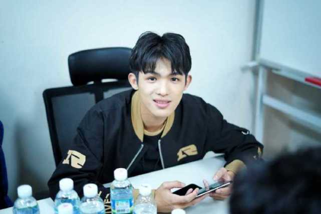 kpl：RNGM最强阵容合体战AG超玩会，“ 凉虔锐雨零 ”终于出山了_比赛