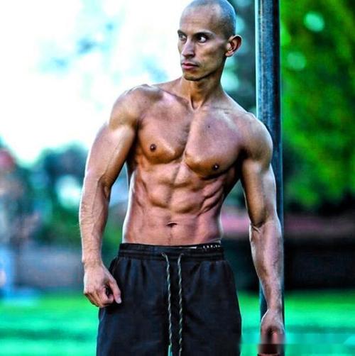 徒手健身能把肌肉练到什么程度，看自重之王 Frank 的完美诠释_Medrano