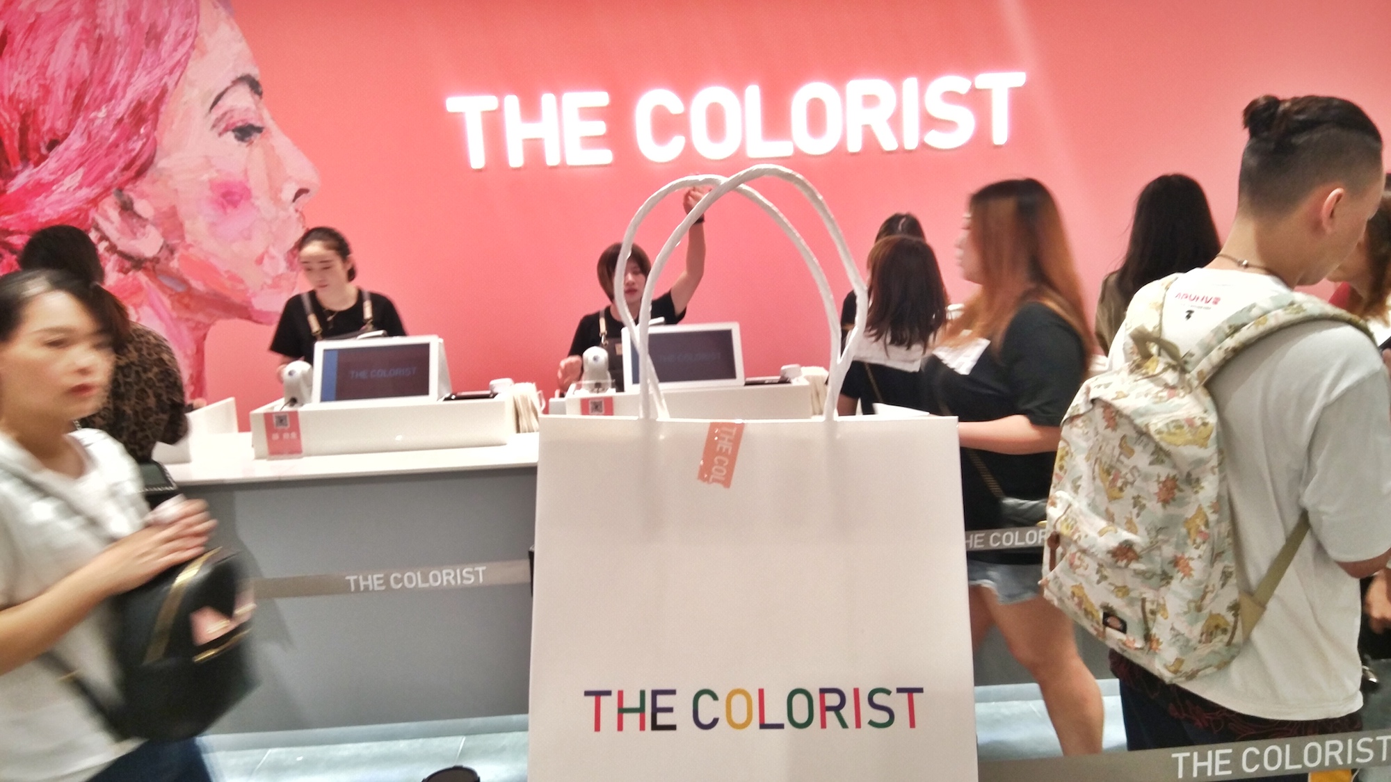 火到限流！独家探店国内首家大型彩妆集合店THE COLORIST-搜狐大视野-搜狐新闻