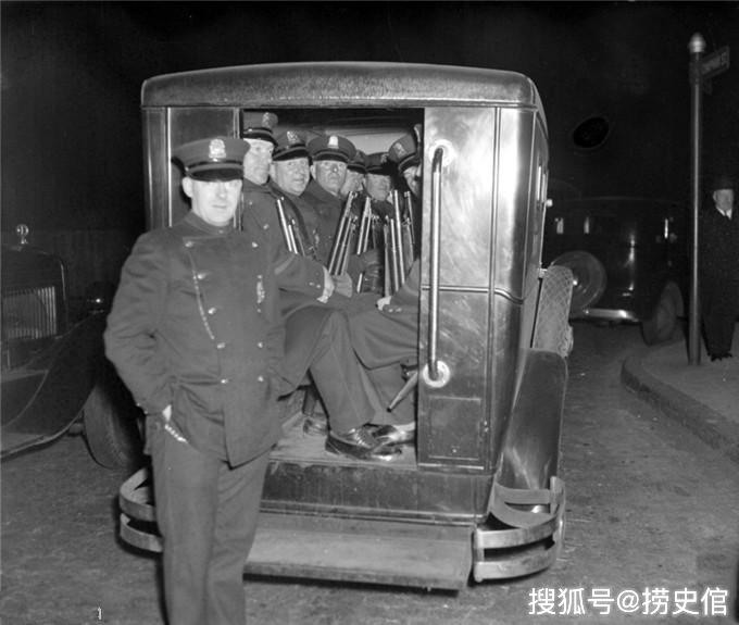 二十世纪美国波士顿警察，凭借最新的枪将无所畏惧 搜狐大视野 搜狐新闻 0044