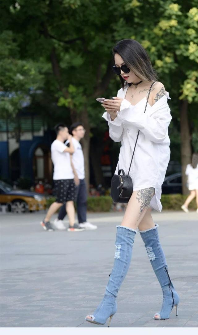 路人街拍：小姐姐搭配白衬衫潮流感十足！-搜狐大视野-搜狐新闻
