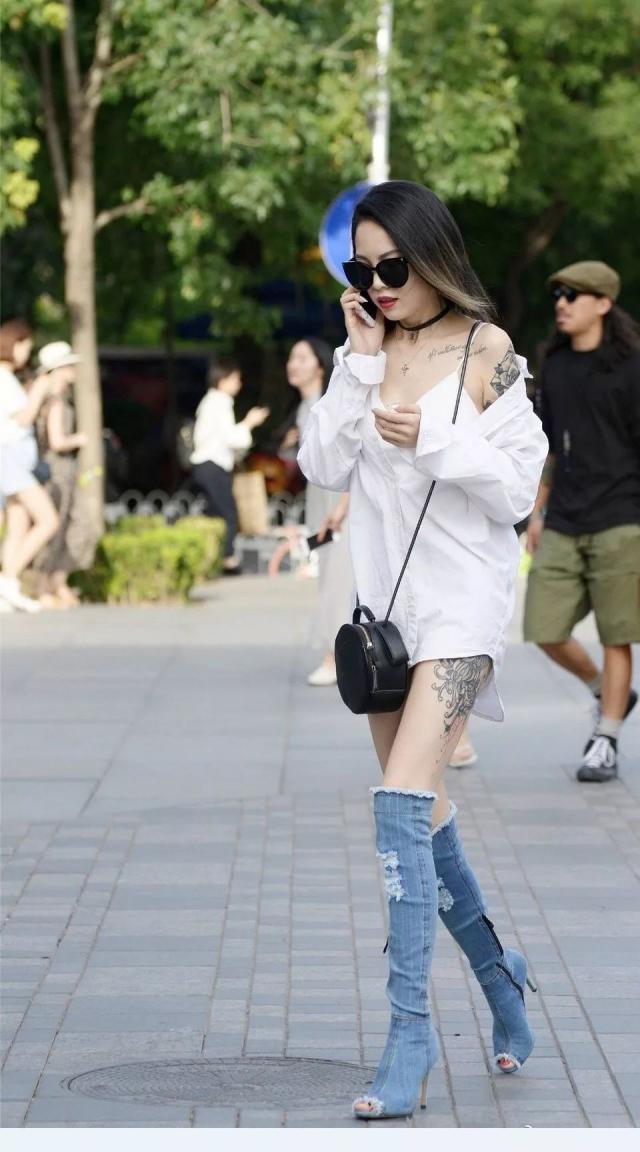 路人街拍：小姐姐搭配白衬衫潮流感十足！-搜狐大视野-搜狐新闻