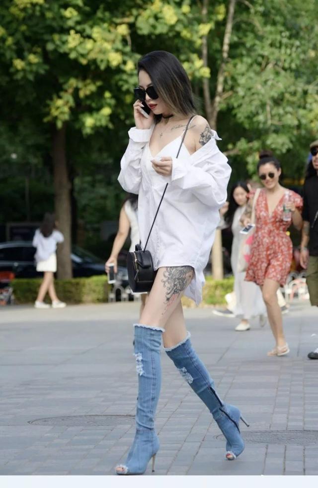 路人街拍：小姐姐搭配白衬衫潮流感十足！-搜狐大视野-搜狐新闻