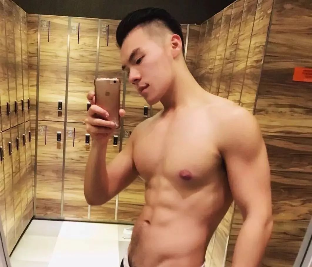 海边遇翘臀肌肉男，浴巾也盖不住-搜狐大视野-搜狐新闻