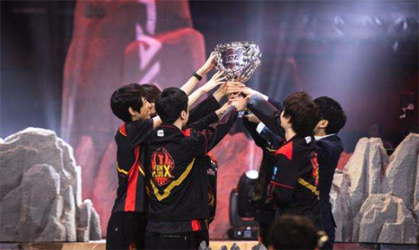 FPX夺冠唯一遗憾 替补选手因为没有上场 所以没有冠军皮肤_xinyi