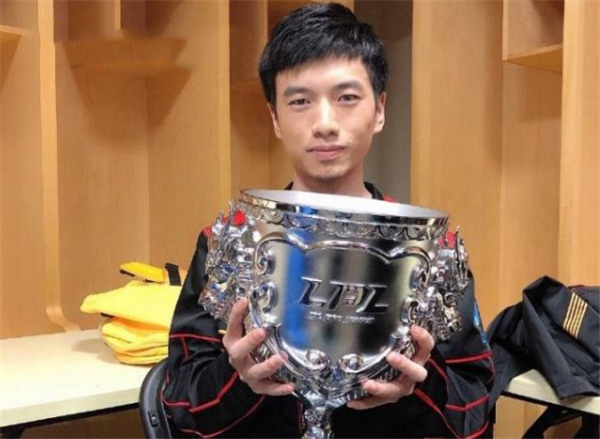 FPX夺冠唯一遗憾 替补选手因为没有上场 所以没有冠军皮肤_xinyi