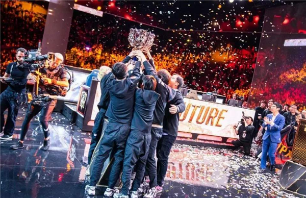 FPX夺冠唯一遗憾 替补选手因为没有上场 所以没有冠军皮肤_xinyi