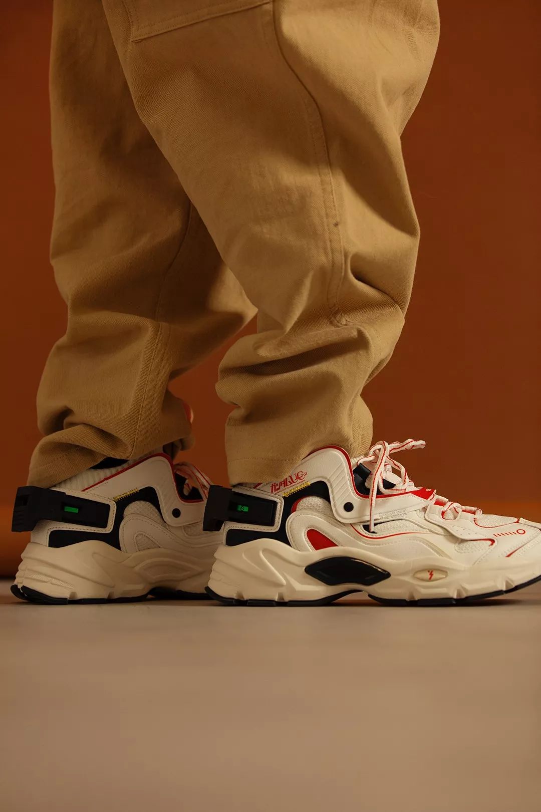 造型示范：西装配球鞋的三种搭配方向_Navy