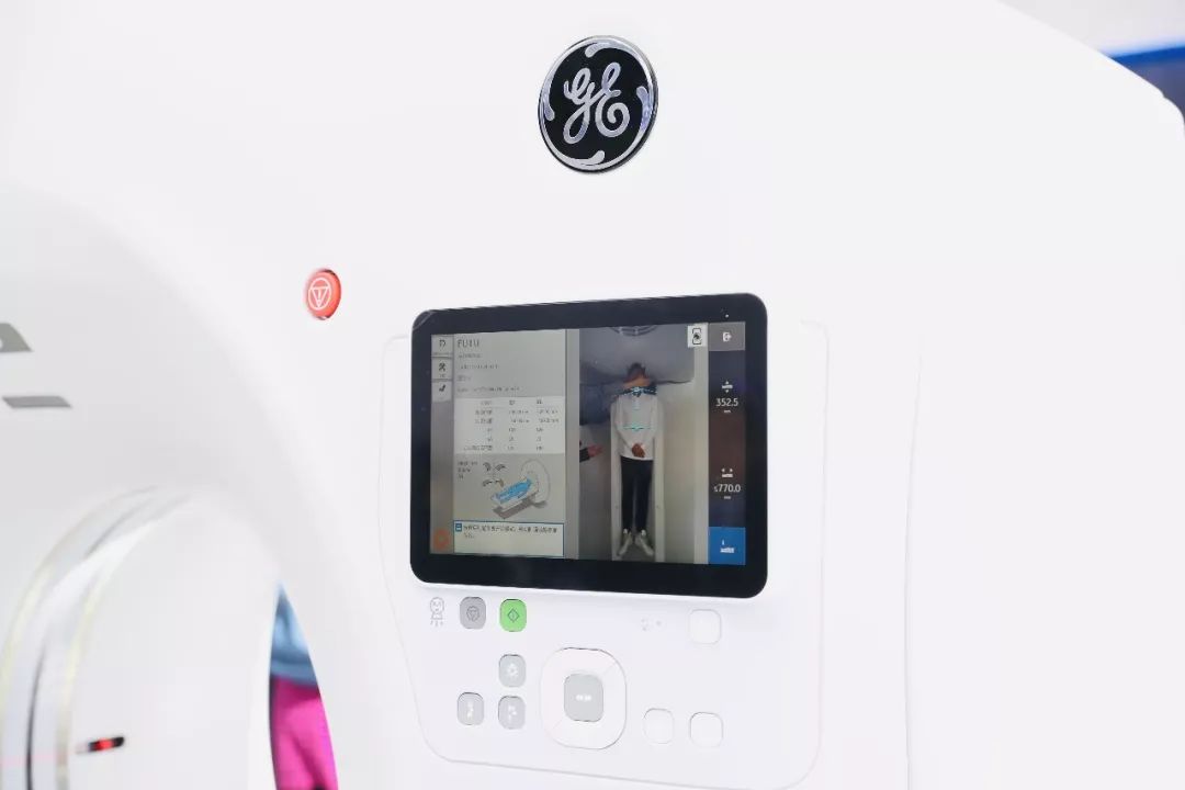 GE医疗在CCR上发布全新一代数字化64排CT “Revolution Maxima”_扫描