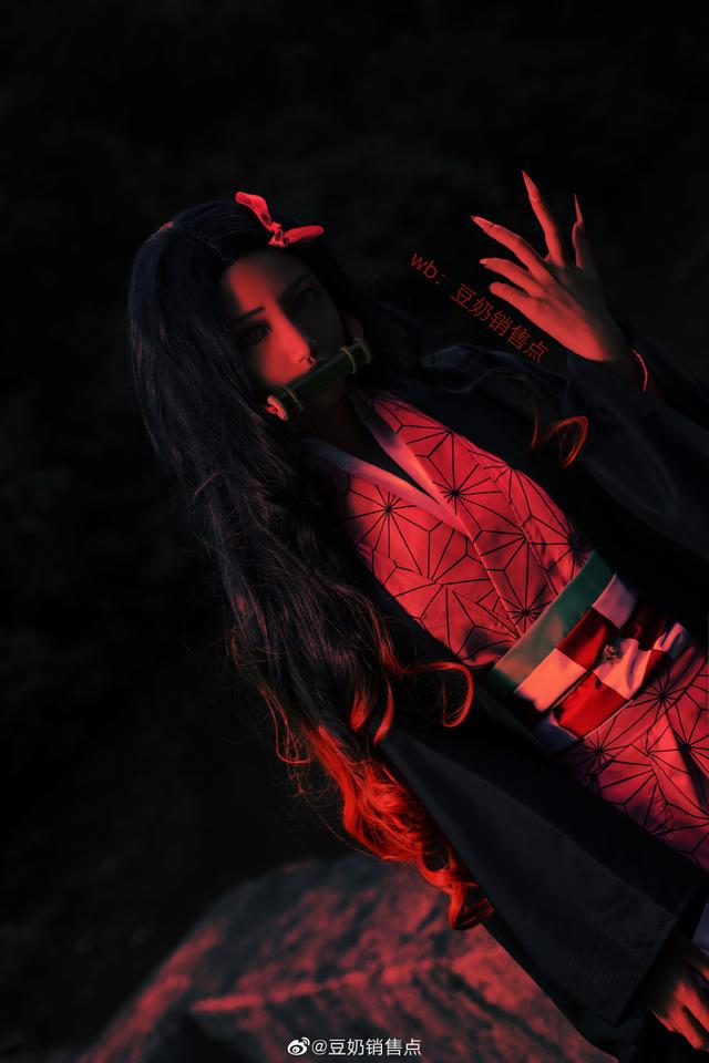 幼齿小萝莉COS祢豆子，洋娃娃般的容颜，网友：立刻抱走！-搜狐大视野-搜狐新闻