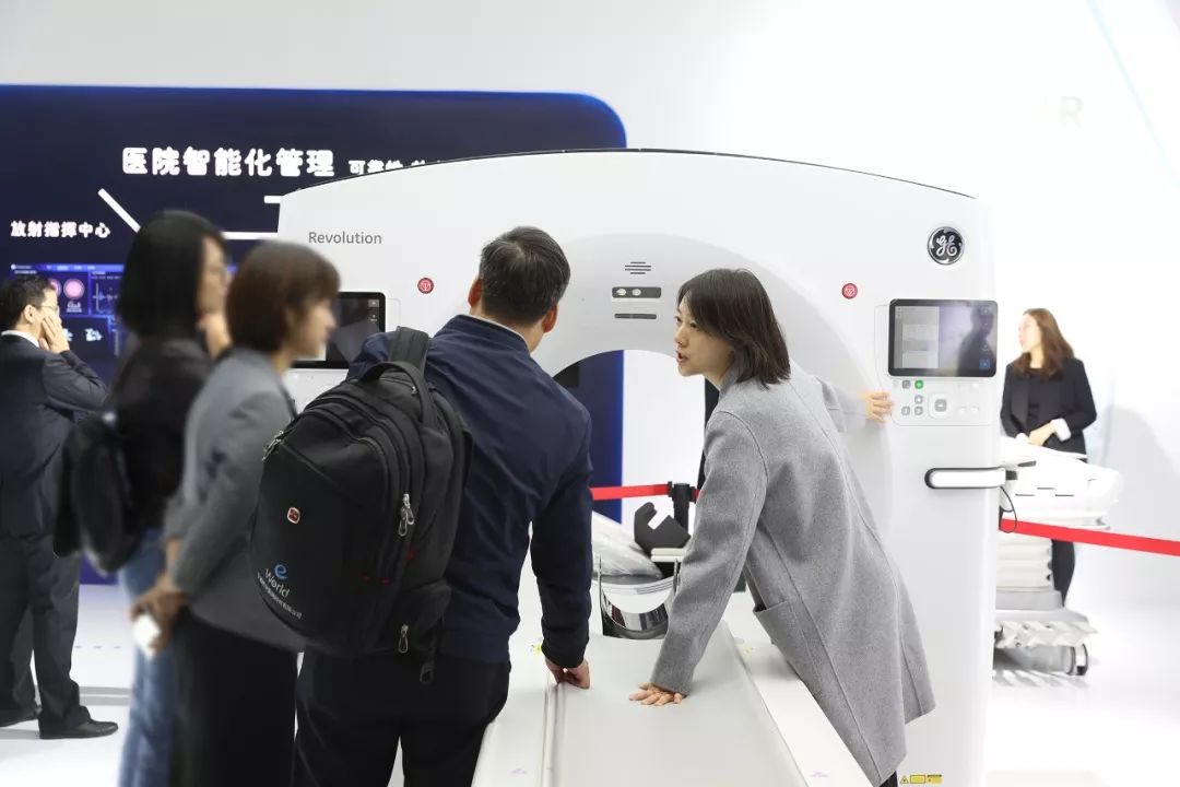 GE医疗在CCR上发布全新一代数字化64排CT “Revolution Maxima”_扫描