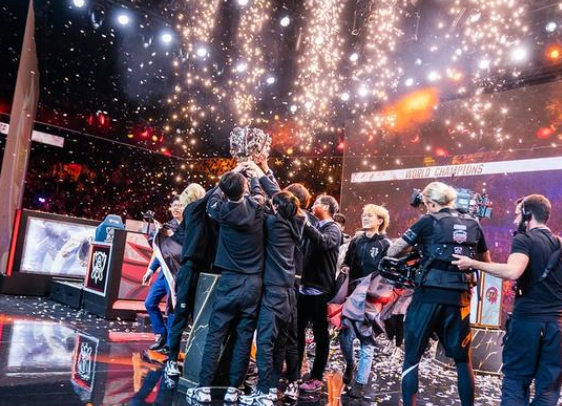 FPX冠军皮肤只有五个？替补Xinyi无法获得冠军皮肤，原因扎心了_总决赛