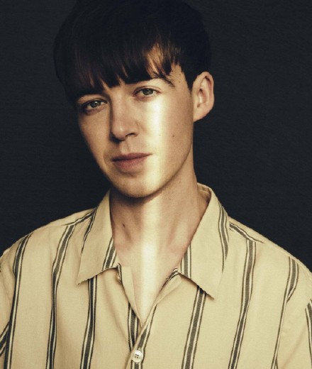 网飞Netflix热门英剧回归！害羞的James现实中超甜-搜狐大视野-搜狐新闻