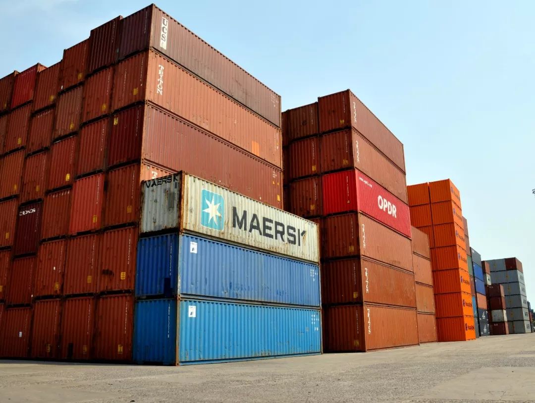 集装箱40GP,40HQ,45GP,45HQ分别最多可装多少方货物？一个40''集装箱最多可装多重