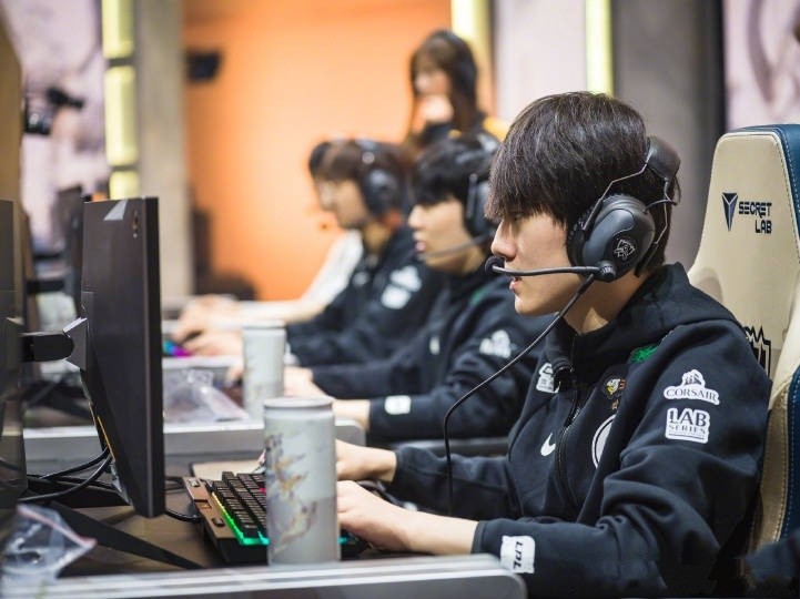 LGD兮夜没了！腿哥957爆料兮夜目前人在上海，去向猜测有两个_中路